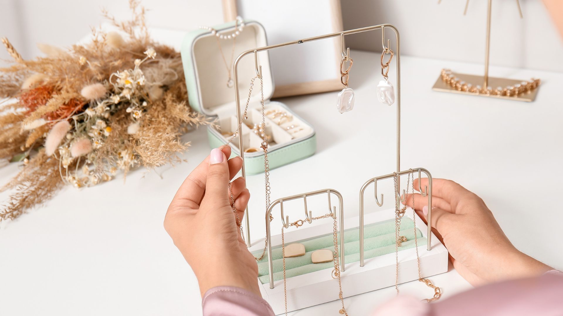 Setting up a jewelry shop window: visual merchandising techniques